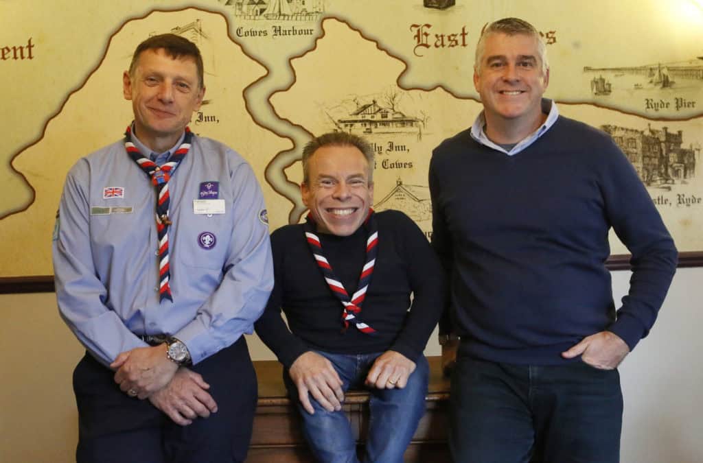 Warwick leaves Angelina Jolie to meet Isle of Wight scouts