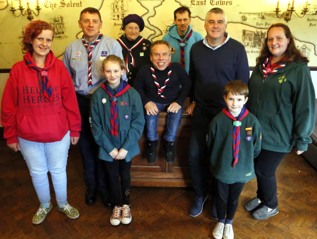 Warwick leaves Angelina Jolie to meet Isle of Wight scouts