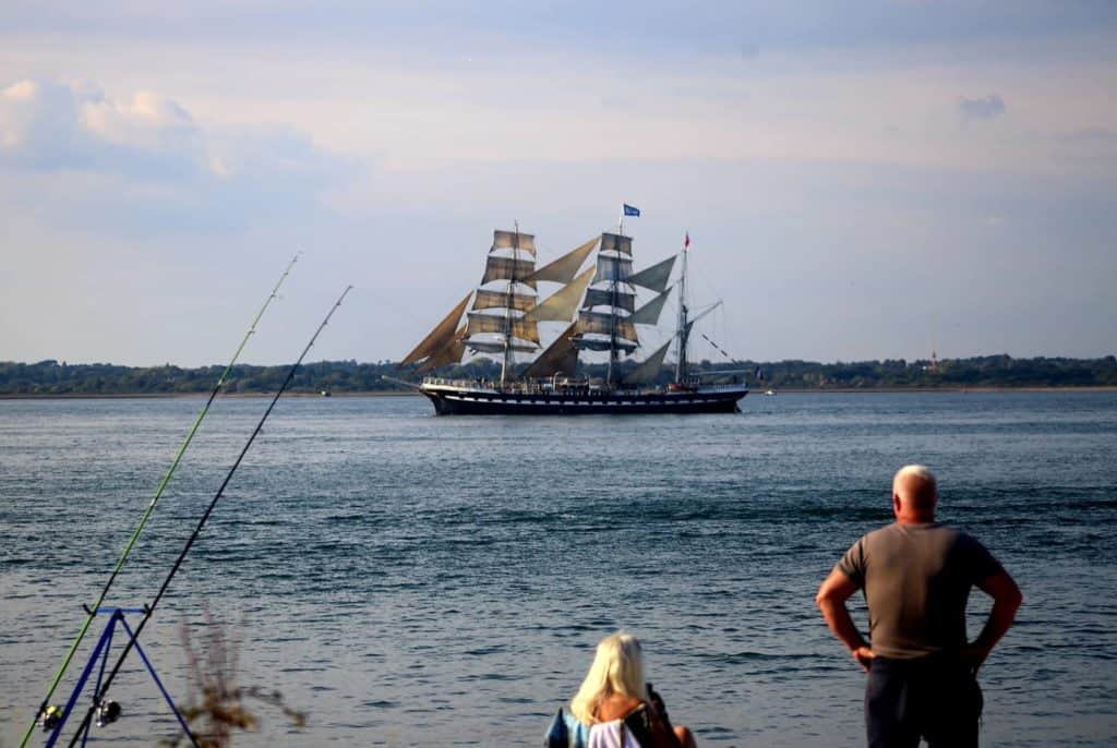 Majestic Tall Ship passing the Isle of Wight (photos)