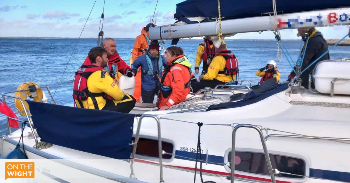 Cowes RNLI lifeboat successfully tows rudderless 37-foot yacht